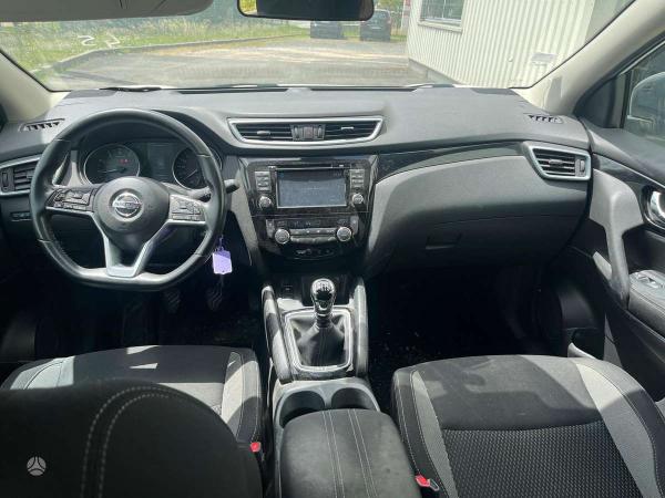 White Nissan Qashqai 2018 in Taurage, with an engine capacity of 1.20 L and mileage of 159 thousand km for 7900 €, photo 5 on AUTOMOTO.COM.LV