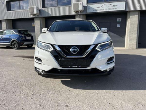 White Nissan Qashqai 2018 in Siauliai, with an engine capacity of 1.20 L and mileage of 160 thousand km for 9900 €, photo 1 on AUTOMOTO.COM.LV