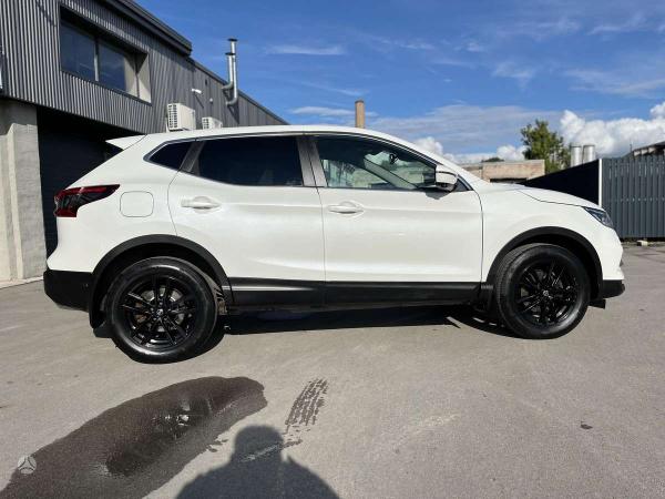 White Nissan Qashqai 2018 in Siauliai, with an engine capacity of 1.20 L and mileage of 160 thousand km for 9900 €, photo 7 on AUTOMOTO.COM.LV