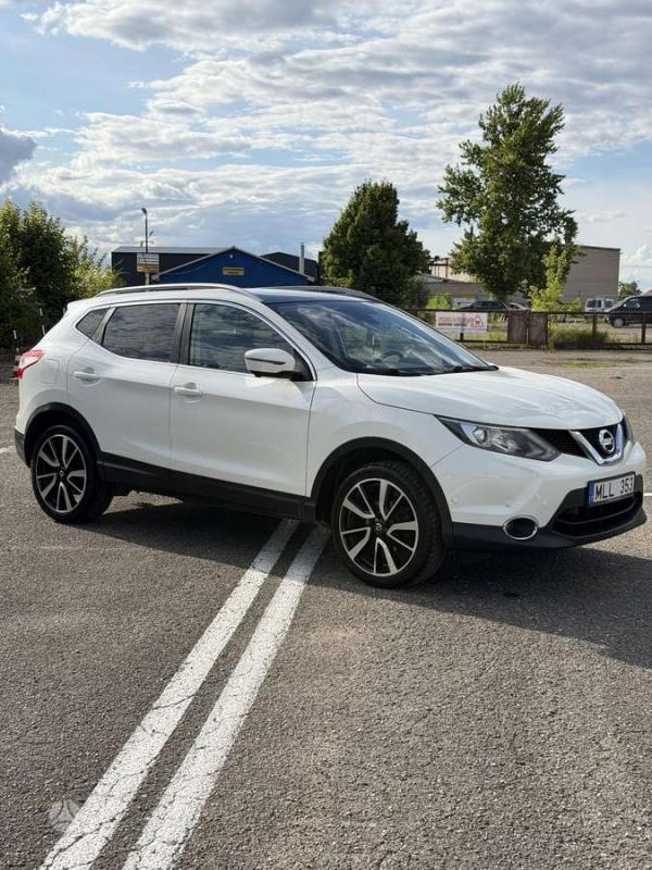 White Nissan Qashqai 2018 in Kedainiai, with an engine capacity of 1.46 L and mileage of 230 thousand km for 9000 €, photo 2 on AUTOMOTO.COM.LV