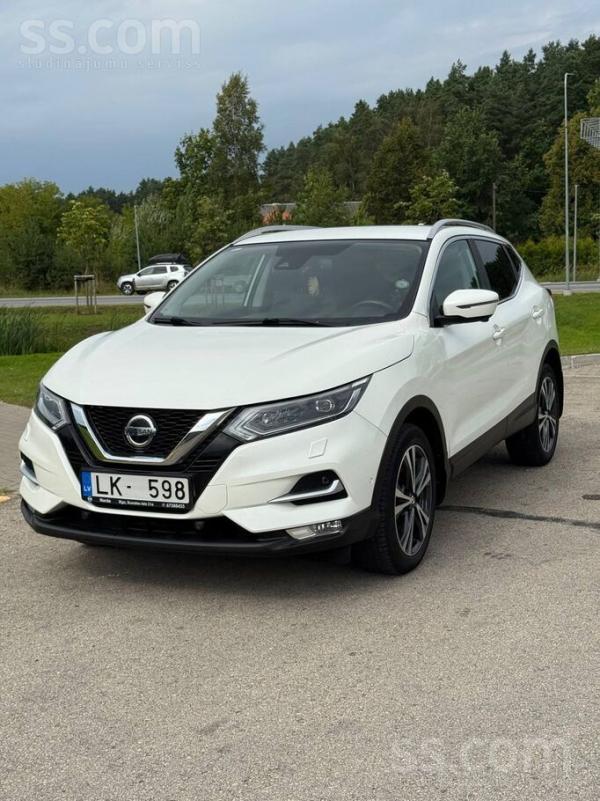 White Nissan Qashqai 2018 in Riga, with an engine capacity of 1.20 L and mileage of 119 thousand km for 11499 €, photo 1 on AUTOMOTO.COM.LV