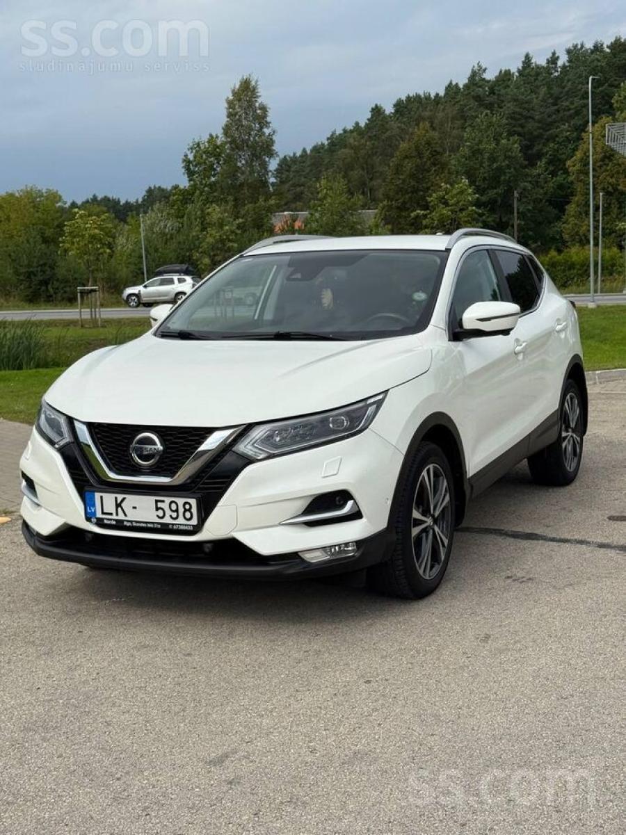 White Nissan Qashqai 2018 in Riga, with an engine capacity of 1.20 L and mileage of 119 thousand km for 11499 €, photo 1 on AUTOMOTO.COM.LV