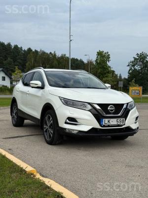 White Nissan Qashqai 2018 in Riga, with an engine capacity of 1.20 L and mileage of 119 thousand km for 11499 €, photo 3 on AUTOMOTO.COM.LV