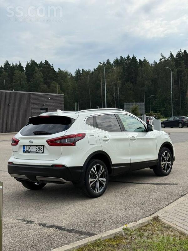 White Nissan Qashqai 2018 in Riga, with an engine capacity of 1.20 L and mileage of 119 thousand km for 11499 €, photo 4 on AUTOMOTO.COM.LV