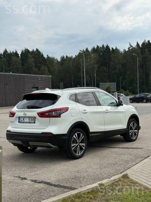 White Nissan Qashqai 2018 in Riga, with an engine capacity of 1.20 L and mileage of 119 thousand km for 11499 €, photo 4 on AUTOMOTO.COM.LV
