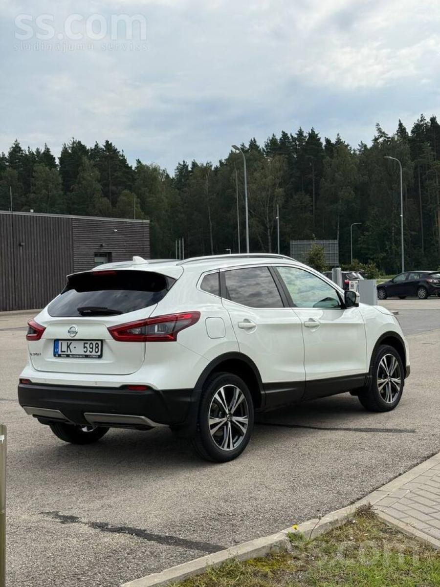 White Nissan Qashqai 2018 in Riga, with an engine capacity of 1.20 L and mileage of 119 thousand km for 11499 €, photo 4 on AUTOMOTO.COM.LV