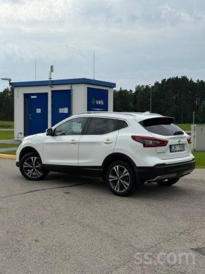 White Nissan Qashqai 2018 in Riga, with an engine capacity of 1.20 L and mileage of 119 thousand km for 11499 €, photo 5 on AUTOMOTO.COM.LV