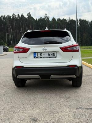 White Nissan Qashqai 2018 in Riga, with an engine capacity of 1.20 L and mileage of 119 thousand km for 11499 €, photo 6 on AUTOMOTO.COM.LV