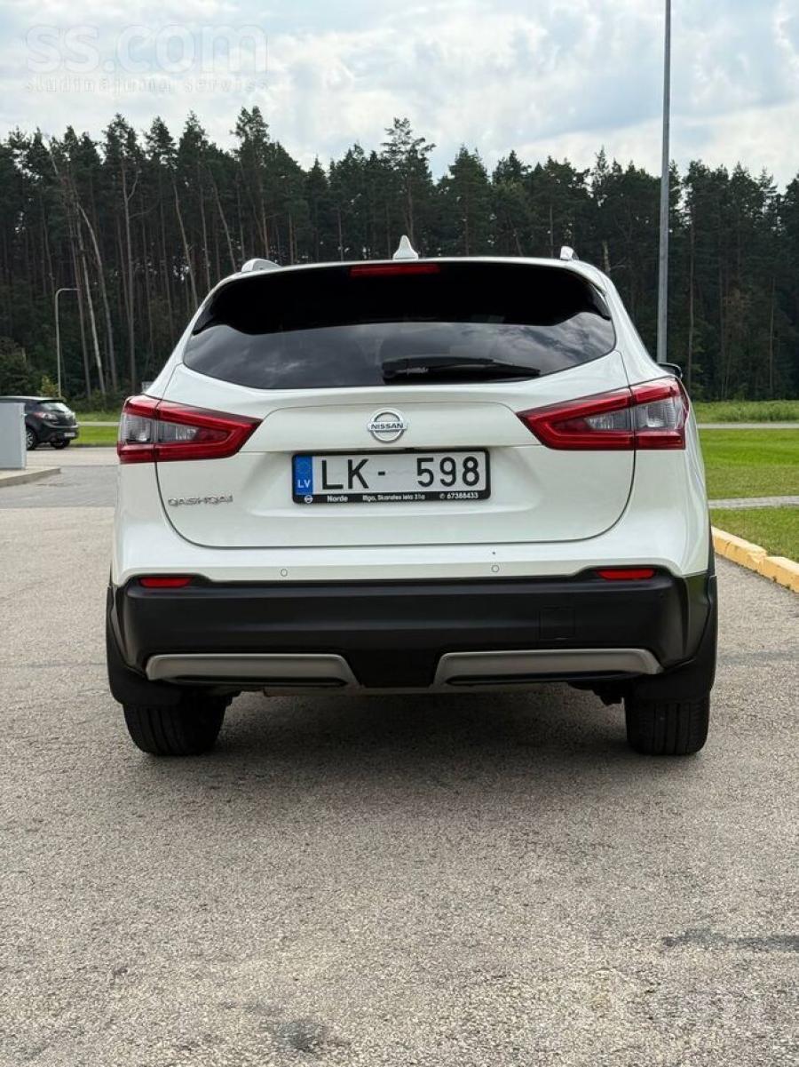 White Nissan Qashqai 2018 in Riga, with an engine capacity of 1.20 L and mileage of 119 thousand km for 11499 €, photo 6 on AUTOMOTO.COM.LV