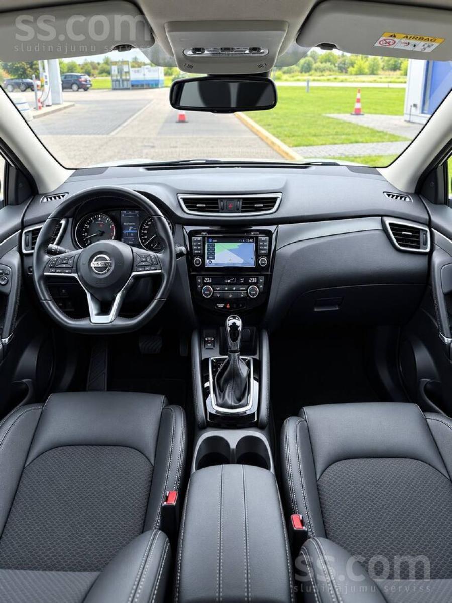 White Nissan Qashqai 2018 in Riga, with an engine capacity of 1.20 L and mileage of 119 thousand km for 11499 €, photo 7 on AUTOMOTO.COM.LV