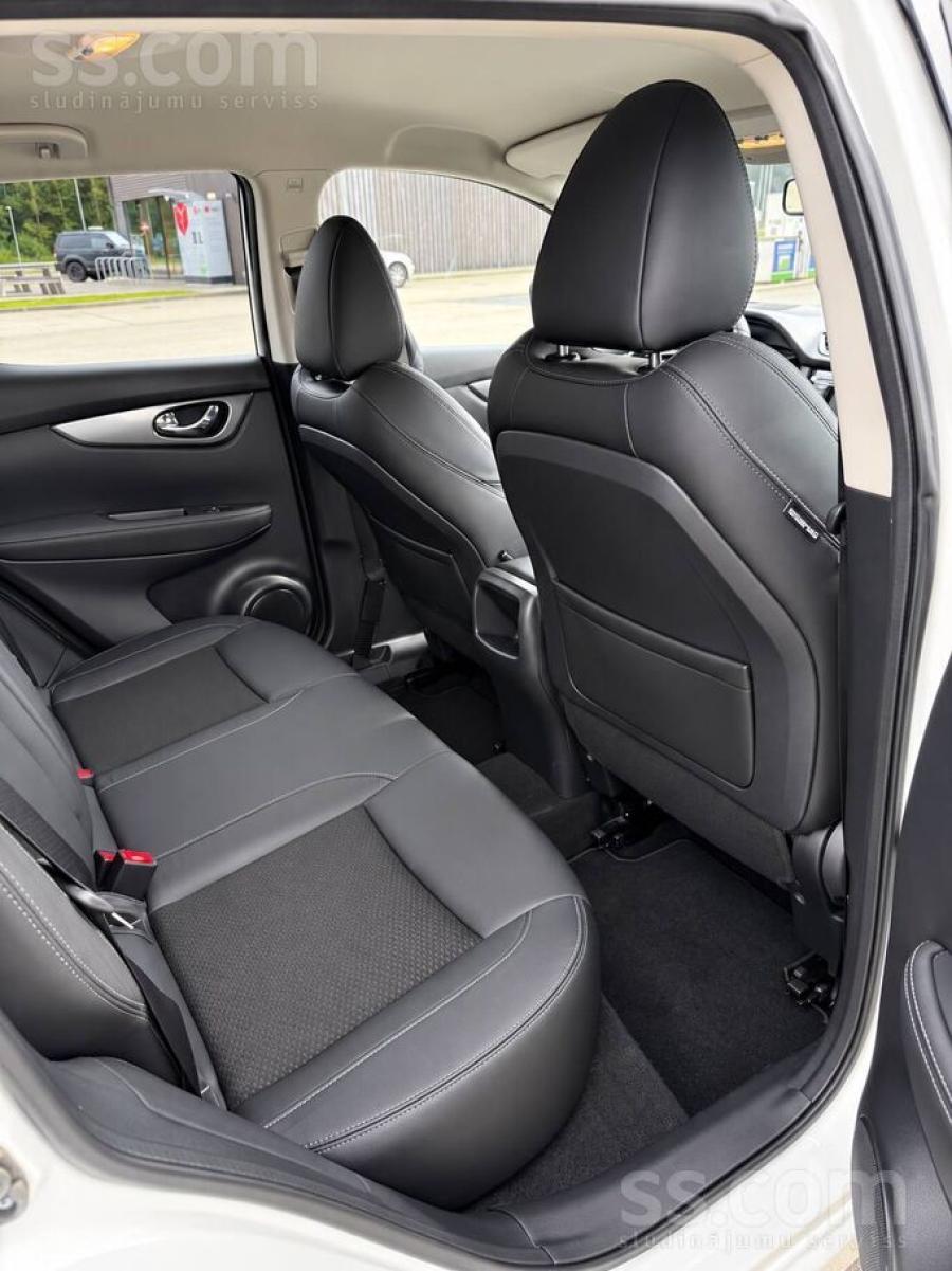 White Nissan Qashqai 2018 in Riga, with an engine capacity of 1.20 L and mileage of 119 thousand km for 11499 €, photo 11 on AUTOMOTO.COM.LV
