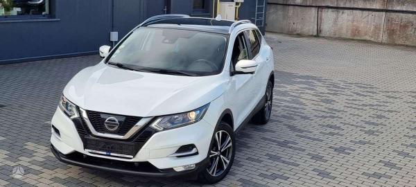 White Nissan Qashqai 2018 in Siauliai, with an engine capacity of 1.60 L and mileage of 218 thousand km for 11300 €, photo 4 on AUTOMOTO.COM.LV