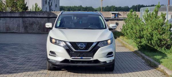 White Nissan Qashqai 2018 in Siauliai, with an engine capacity of 1.60 L and mileage of 218 thousand km for 11300 €, photo 5 on AUTOMOTO.COM.LV