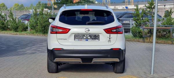 White Nissan Qashqai 2018 in Siauliai, with an engine capacity of 1.60 L and mileage of 218 thousand km for 11300 €, photo 7 on AUTOMOTO.COM.LV