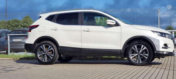 White Nissan Qashqai 2018 in Siauliai, with an engine capacity of 1.60 L and mileage of 218 thousand km for 11300 €, photo 8 on AUTOMOTO.COM.LV