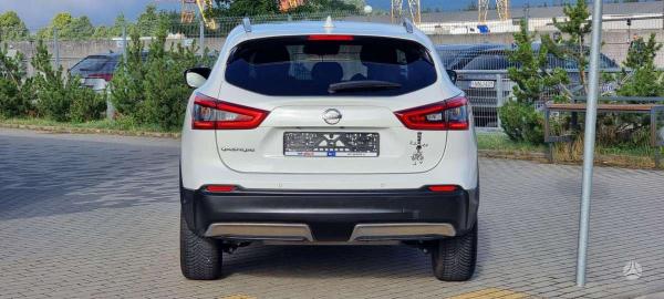 White Nissan Qashqai 2018 in Siauliai, with an engine capacity of 1.60 L and mileage of 218 thousand km for 11300 €, photo 9 on AUTOMOTO.COM.LV
