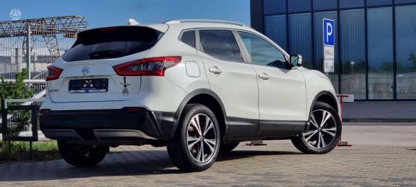 White Nissan Qashqai 2018 in Siauliai, with an engine capacity of 1.60 L and mileage of 218 thousand km for 11300 €, photo 11 on AUTOMOTO.COM.LV