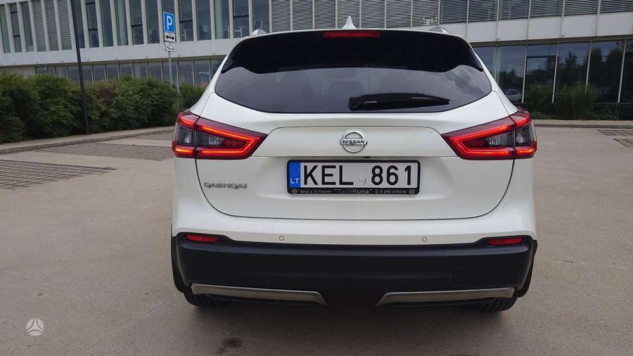 White Nissan Qashqai 2018 in Vilnius, with an engine capacity of 1.20 L and mileage of 80 thousand km for 12900 €, photo 5 on AUTOMOTO.COM.LV