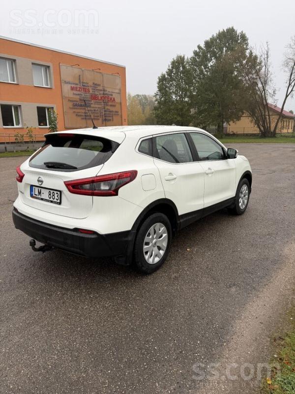 White Nissan Qashqai 2018 in Jelgava, with an engine capacity of 1.20 L and mileage of 61 thousand km for 11800 €, photo 4 on AUTOMOTO.COM.LV