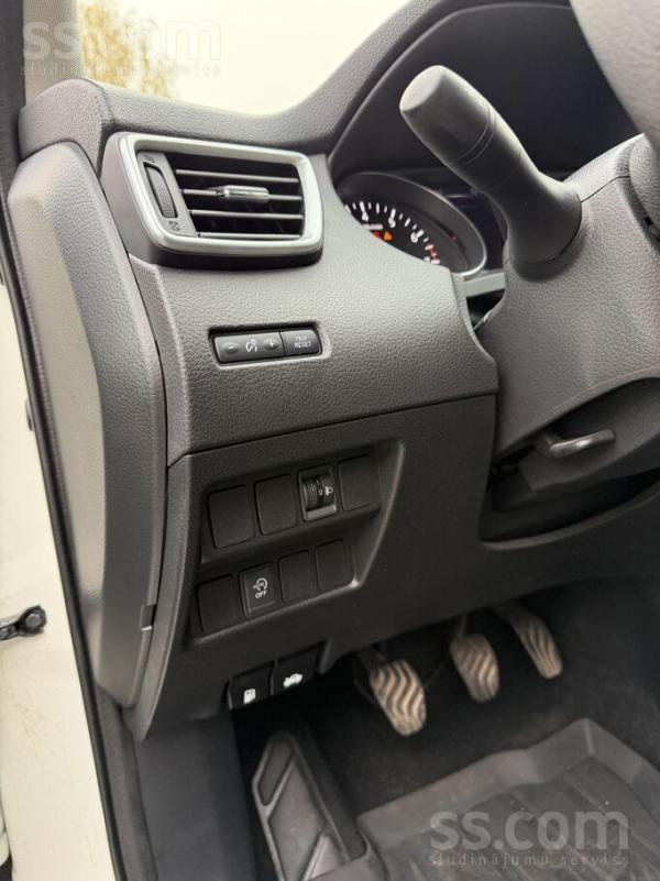 White Nissan Qashqai 2018 in Jelgava, with an engine capacity of 1.20 L and mileage of 61 thousand km for 11800 €, photo 11 on AUTOMOTO.COM.LV