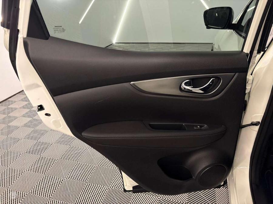 White Nissan Qashqai 2019 in Marijampole, with an engine capacity of 1.46 L and mileage of 254 thousand km for 12450 €, photo 14 on AUTOMOTO.COM.LV