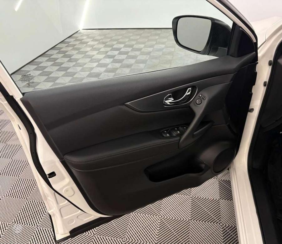 White Nissan Qashqai 2019 in Marijampole, with an engine capacity of 1.46 L and mileage of 254 thousand km for 12450 €, photo 18 on AUTOMOTO.COM.LV