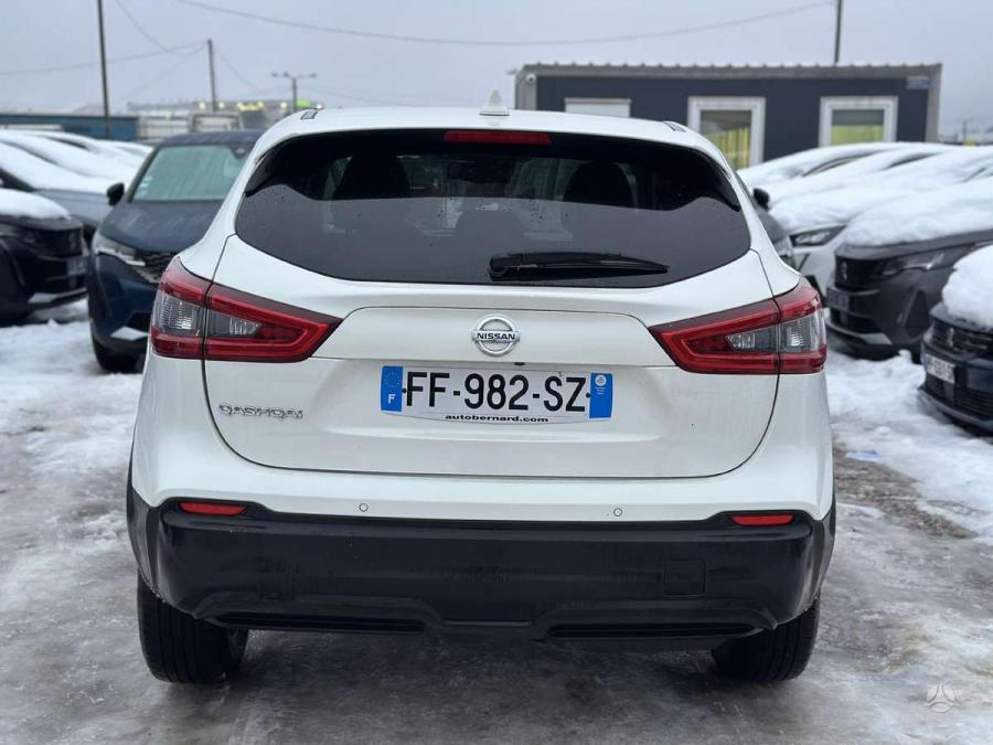 White Nissan Qashqai 2019 in Vilnius, with an engine capacity of 1.46 L and mileage of 179 thousand km for 9999 €, photo 5 on AUTOMOTO.COM.LV