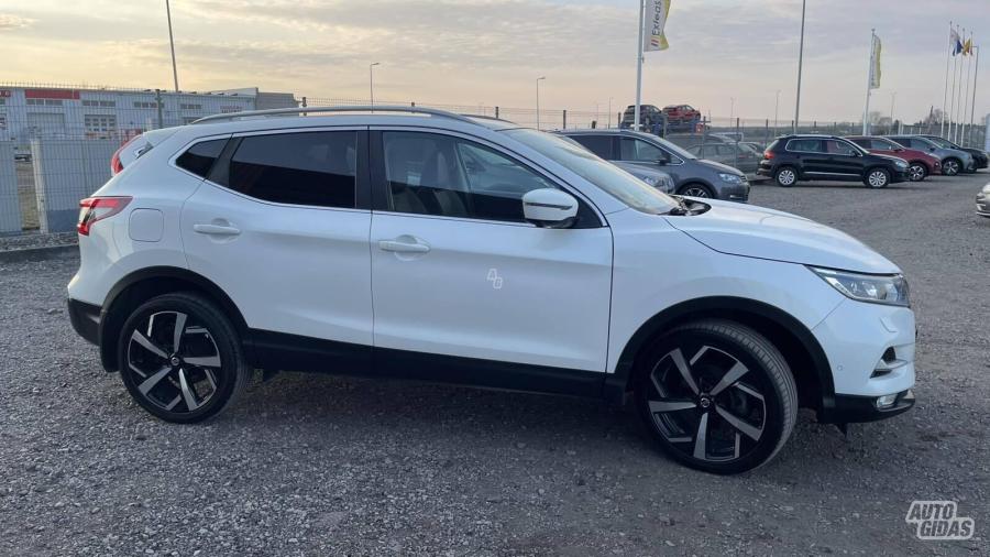 White Nissan Qashqai 2019 in Marijampole, with an engine capacity of 1.30 L and mileage of 141 thousand km for 12690 €, photo 4 on AUTOMOTO.COM.LV