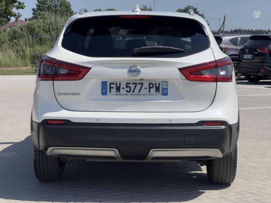 White Nissan Qashqai 2019 in Taurage, with an engine capacity of 1.33 L and mileage of 108 thousand km for 10900 €, photo 9 on AUTOMOTO.COM.LV