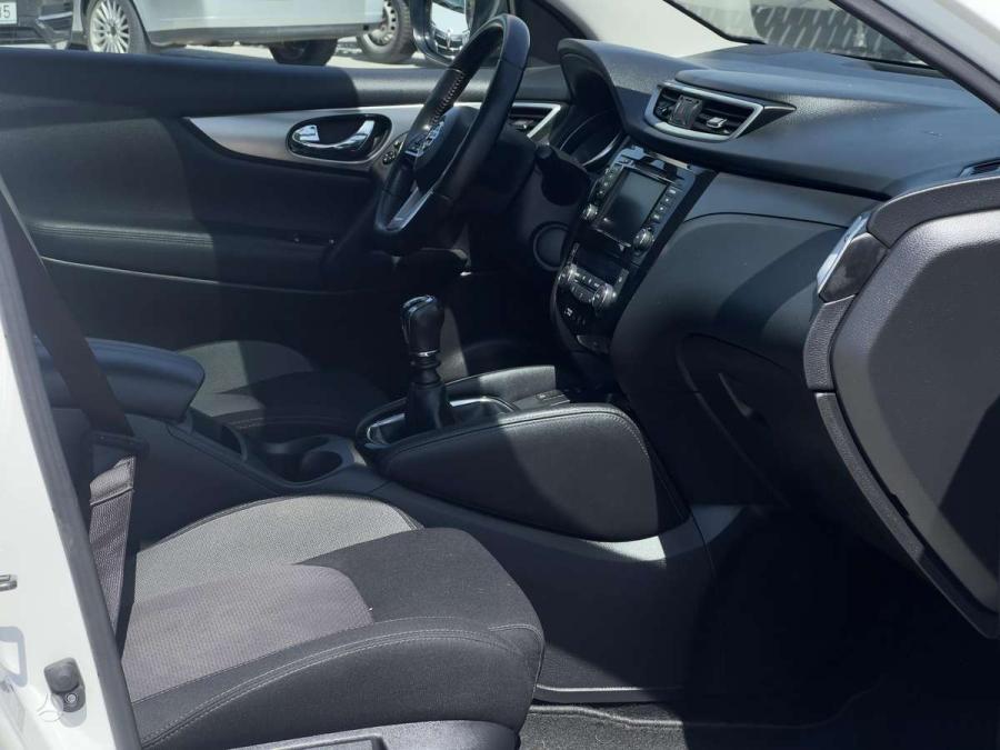 White Nissan Qashqai 2019 in Taurage, with an engine capacity of 1.33 L and mileage of 108 thousand km for 10900 €, photo 13 on AUTOMOTO.COM.LV