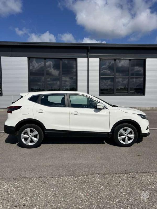 White Nissan Qashqai 2019 in Panevezys, with an engine capacity of 1.46 L and mileage of 159 thousand km for 9600 €, photo 3 on AUTOMOTO.COM.LV