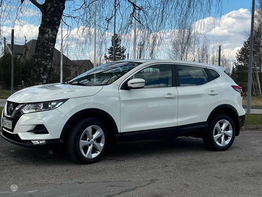 White Nissan Qashqai 2019 in Taurage, with an engine capacity of 1.70 L and mileage of 230 thousand km for 10300 €, photo 1 on AUTOMOTO.COM.LV