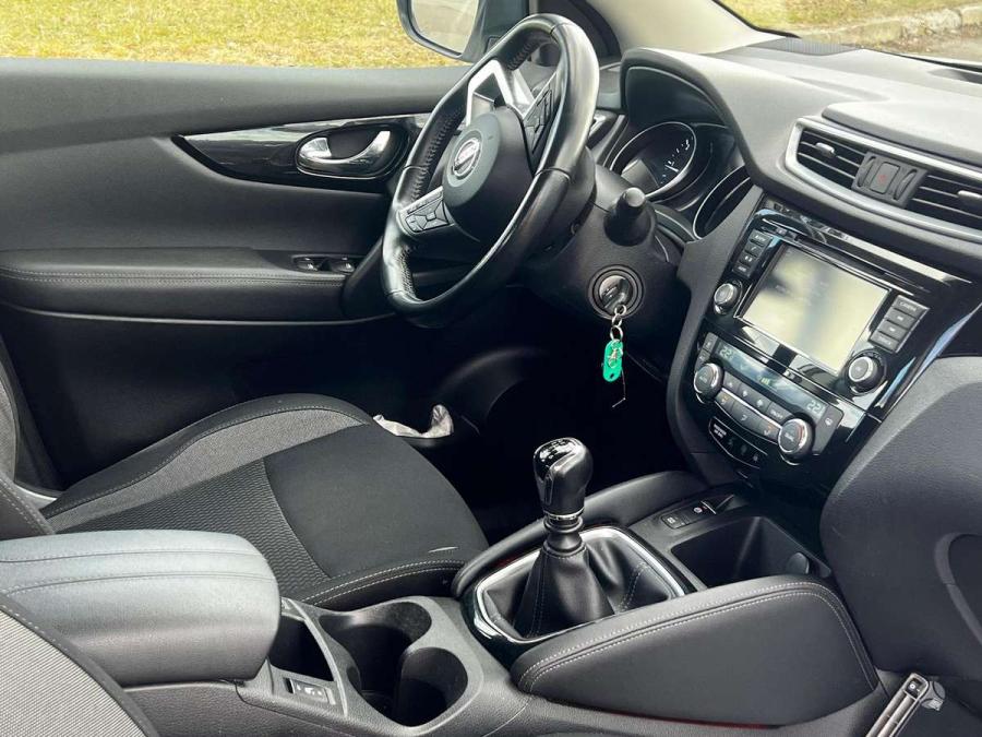 White Nissan Qashqai 2019 in Taurage, with an engine capacity of 1.70 L and mileage of 230 thousand km for 10300 €, photo 6 on AUTOMOTO.COM.LV