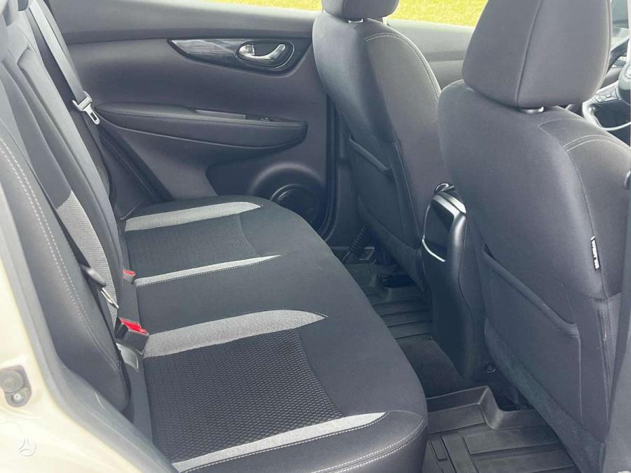 White Nissan Qashqai 2019 in Taurage, with an engine capacity of 1.70 L and mileage of 230 thousand km for 10300 €, photo 12 on AUTOMOTO.COM.LV