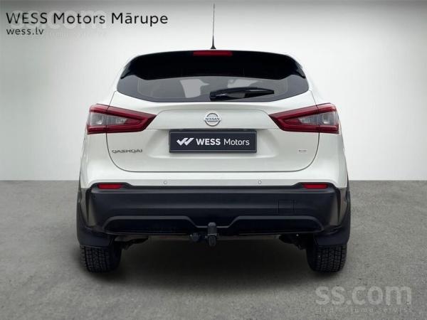 White Nissan Qashqai 2020 in Riga, with an engine capacity of 1.30 L and mileage of 164 thousand km for 10990 €, photo 4 on AUTOMOTO.COM.LV