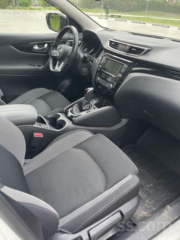 White Nissan Qashqai 2020 in Riga, with an engine capacity of 1.30 L and mileage of 62 thousand km for 16000 €, photo 6 on AUTOMOTO.COM.LV