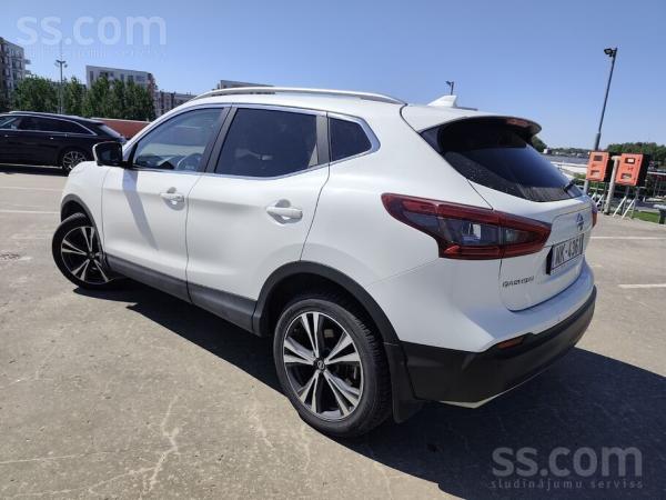White Nissan Qashqai 2020 in Riga, with an engine capacity of 1.30 L and mileage of 46 thousand km for 18000 €, photo 3 on AUTOMOTO.COM.LV