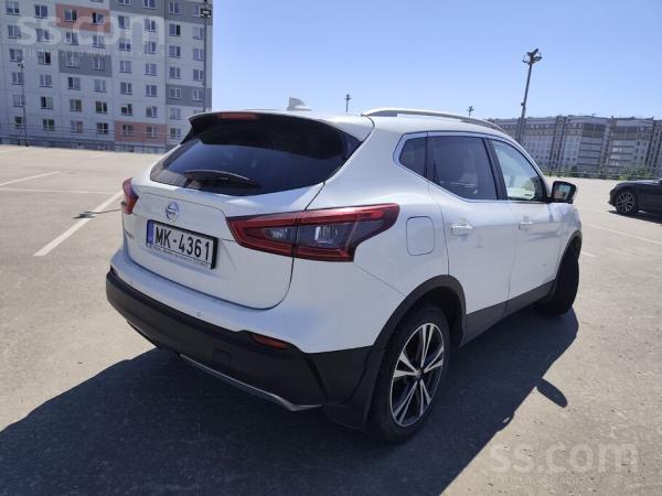 White Nissan Qashqai 2020 in Riga, with an engine capacity of 1.30 L and mileage of 46 thousand km for 18000 €, photo 4 on AUTOMOTO.COM.LV