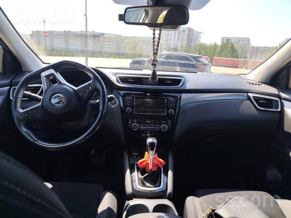 White Nissan Qashqai 2020 in Riga, with an engine capacity of 1.30 L and mileage of 46 thousand km for 18000 €, photo 5 on AUTOMOTO.COM.LV