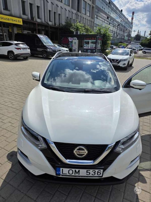 White Nissan Qashqai 2020 in Vilnius, with an engine capacity of 1.33 L and mileage of 145 thousand km for 15300 €, photo 1 on AUTOMOTO.COM.LV