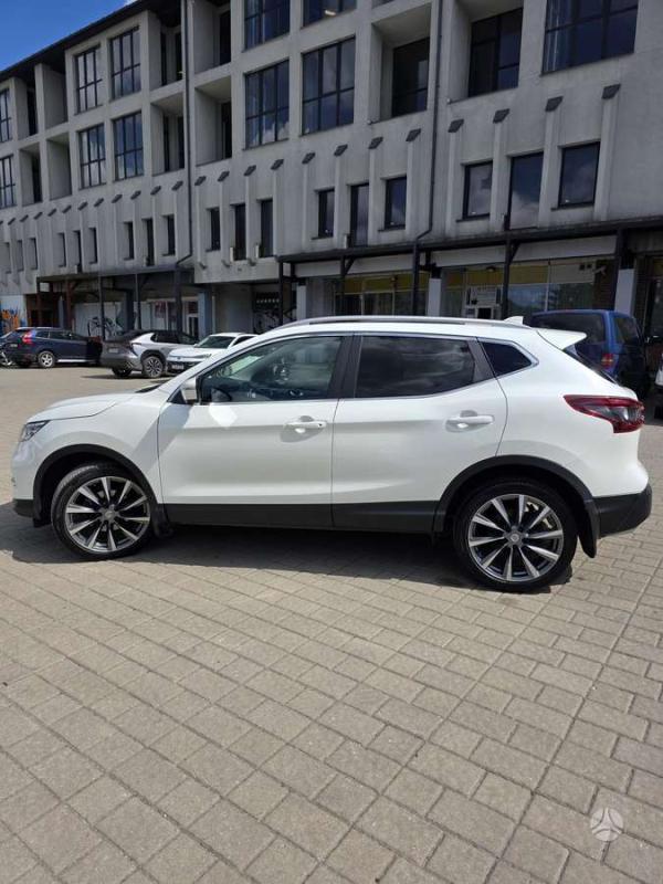 White Nissan Qashqai 2020 in Vilnius, with an engine capacity of 1.33 L and mileage of 145 thousand km for 15300 €, photo 3 on AUTOMOTO.COM.LV