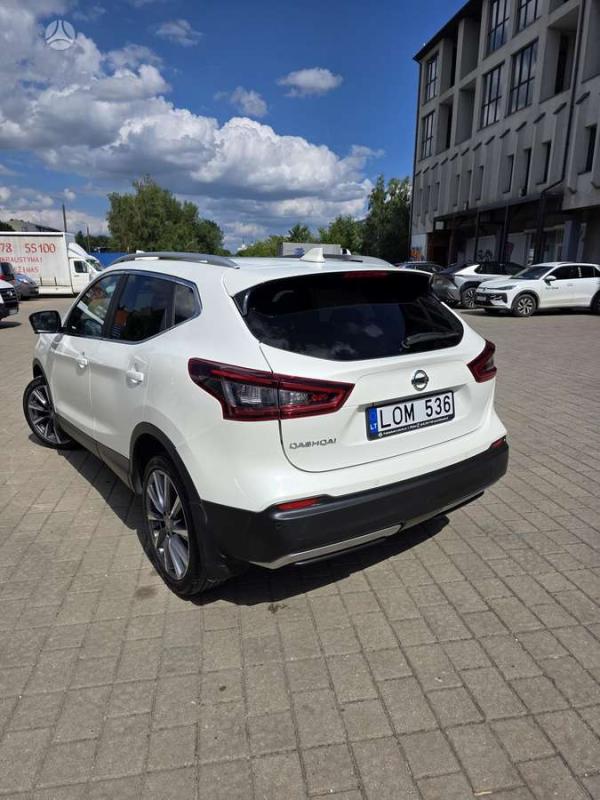White Nissan Qashqai 2020 in Vilnius, with an engine capacity of 1.33 L and mileage of 145 thousand km for 15300 €, photo 4 on AUTOMOTO.COM.LV