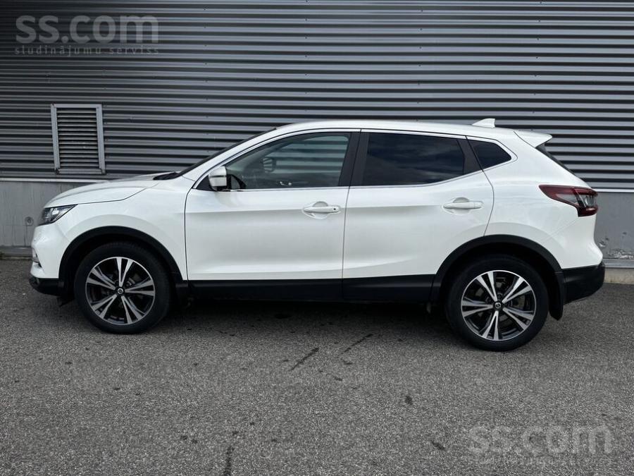 White Nissan Qashqai 2020 in Riga, with an engine capacity of 1.50 L and mileage of 89 thousand km for 14900 €, photo 3 on AUTOMOTO.COM.LV