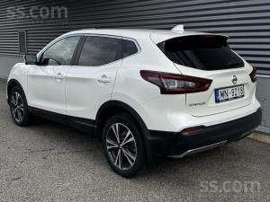 White Nissan Qashqai 2020 in Riga, with an engine capacity of 1.50 L and mileage of 89 thousand km for 14900 €, photo 4 on AUTOMOTO.COM.LV