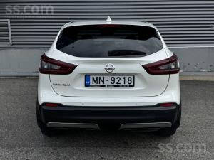 White Nissan Qashqai 2020 in Riga, with an engine capacity of 1.50 L and mileage of 89 thousand km for 14900 €, photo 5 on AUTOMOTO.COM.LV