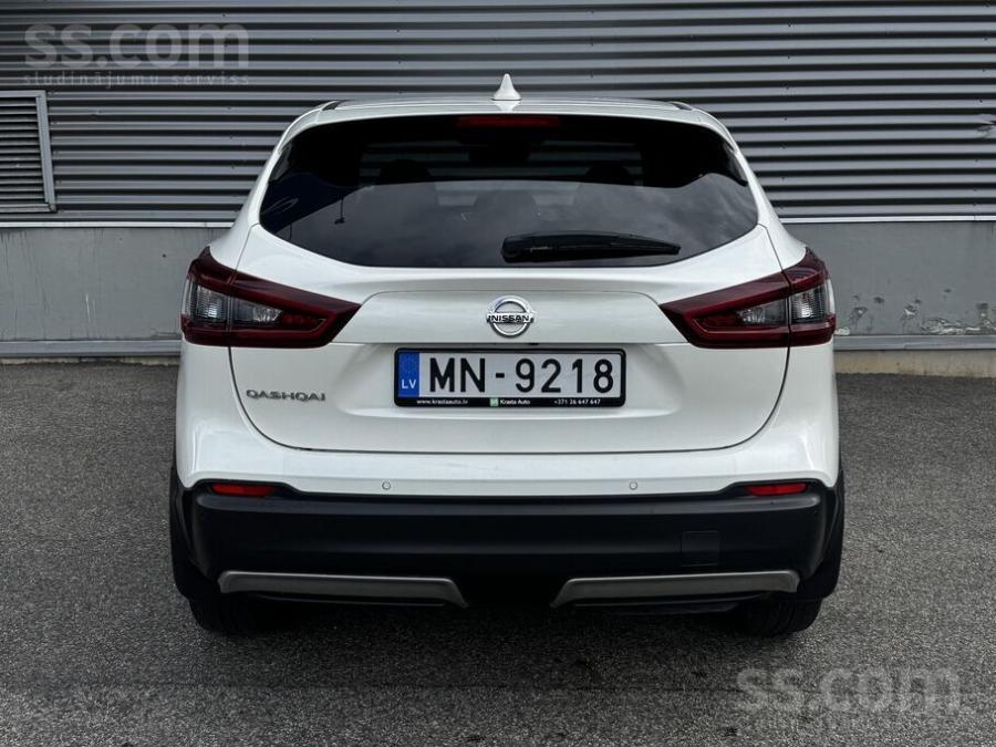White Nissan Qashqai 2020 in Riga, with an engine capacity of 1.50 L and mileage of 89 thousand km for 14900 €, photo 5 on AUTOMOTO.COM.LV