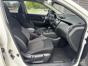 White Nissan Qashqai 2020 in Riga, with an engine capacity of 1.50 L and mileage of 89 thousand km for 14900 €, photo 13 on AUTOMOTO.COM.LV