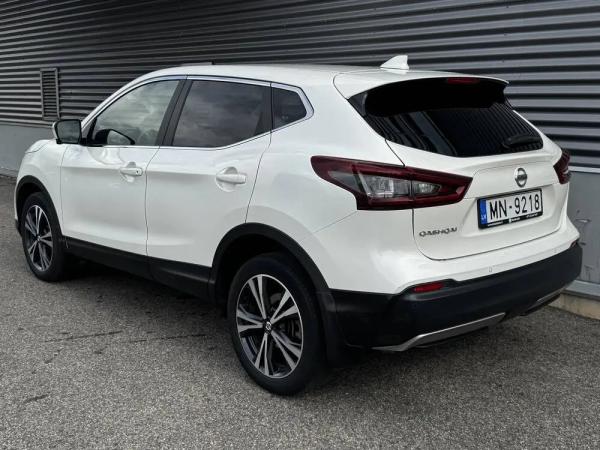 White Nissan Qashqai 2020 in Riga, with an engine capacity of 1.50 L and mileage of 89 thousand km for 14900 €, photo 3 on AUTOMOTO.COM.LV