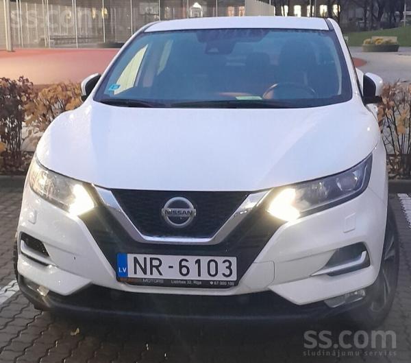 White Nissan Qashqai 2021 in Riga, with an engine capacity of 1.30 L and mileage of 70 thousand km for 15300 €, photo 1 on AUTOMOTO.COM.LV