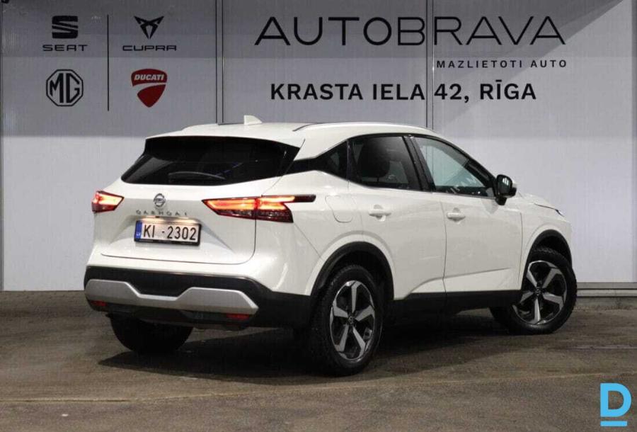White Nissan Qashqai 2021 in Riga, with an engine capacity of 1.30 L and mileage of 65 thousand km for 22400 €, photo 2 on AUTOMOTO.COM.LV